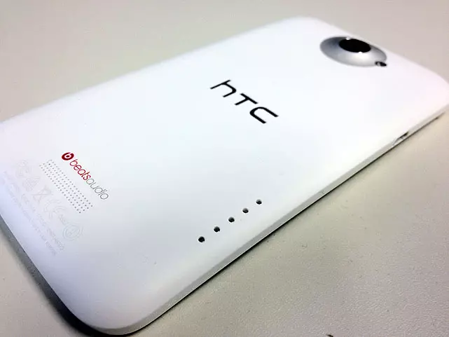 HTC One X در مقابل Sony Xperia S بررسی Battlemodo