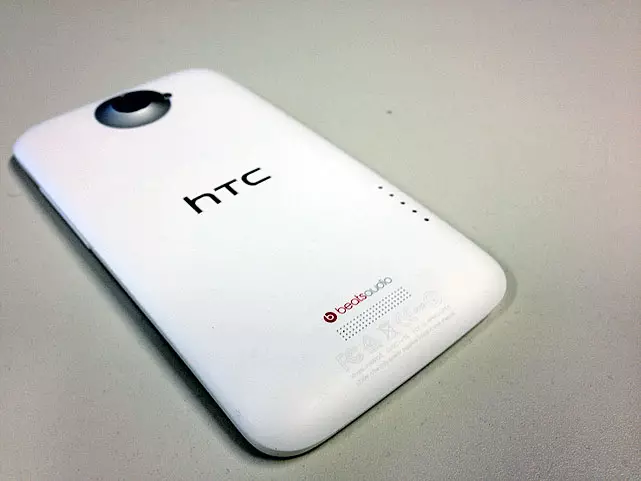 HTC One X در مقابل Sony Xperia S بررسی Battlemodo