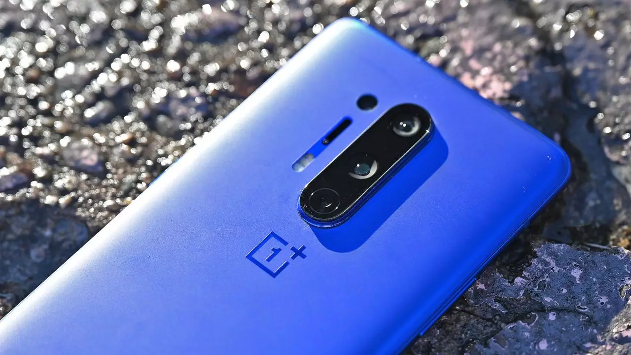 Uphononongo lwe-OnePlus 8: Le yifowuni ye-Android yaBantu abaninzi