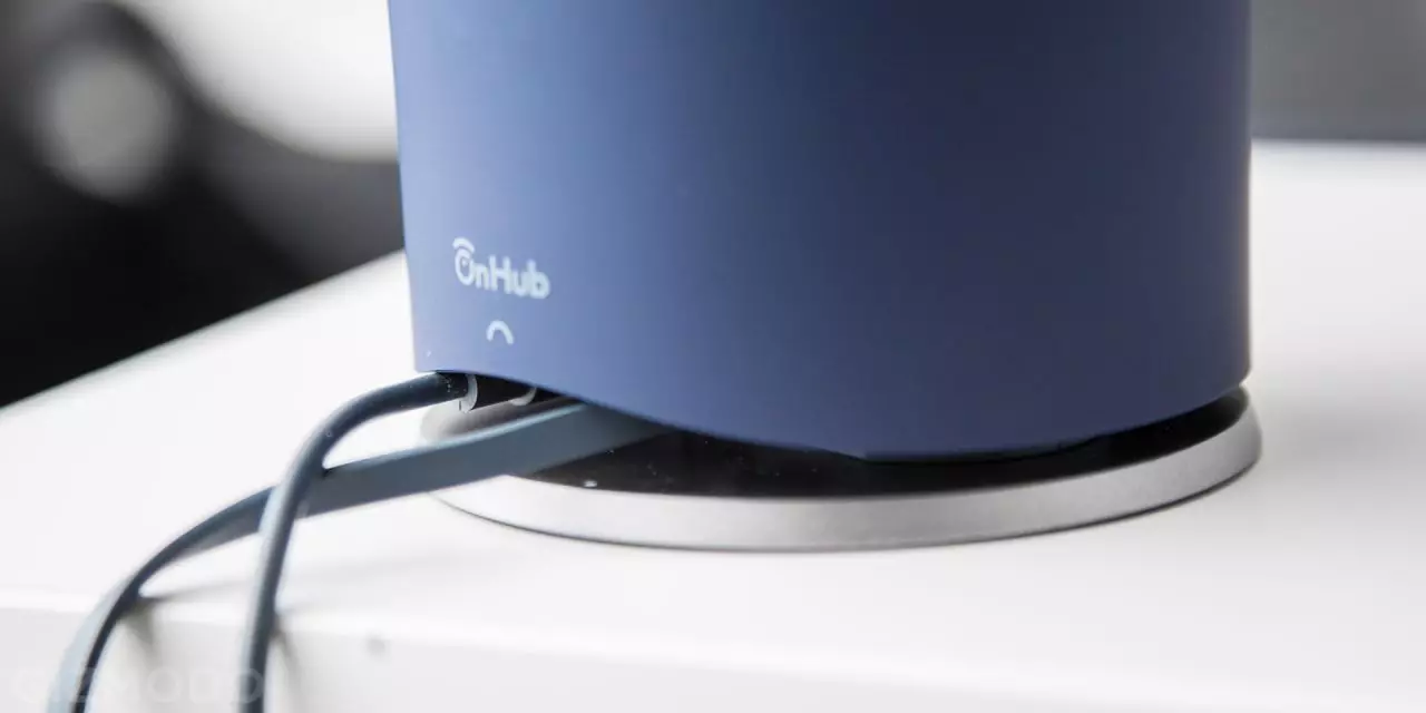 Recenzo de Google OnHub: Via enkursigilo aĉas, sed ĉu vi fidas Guglon?