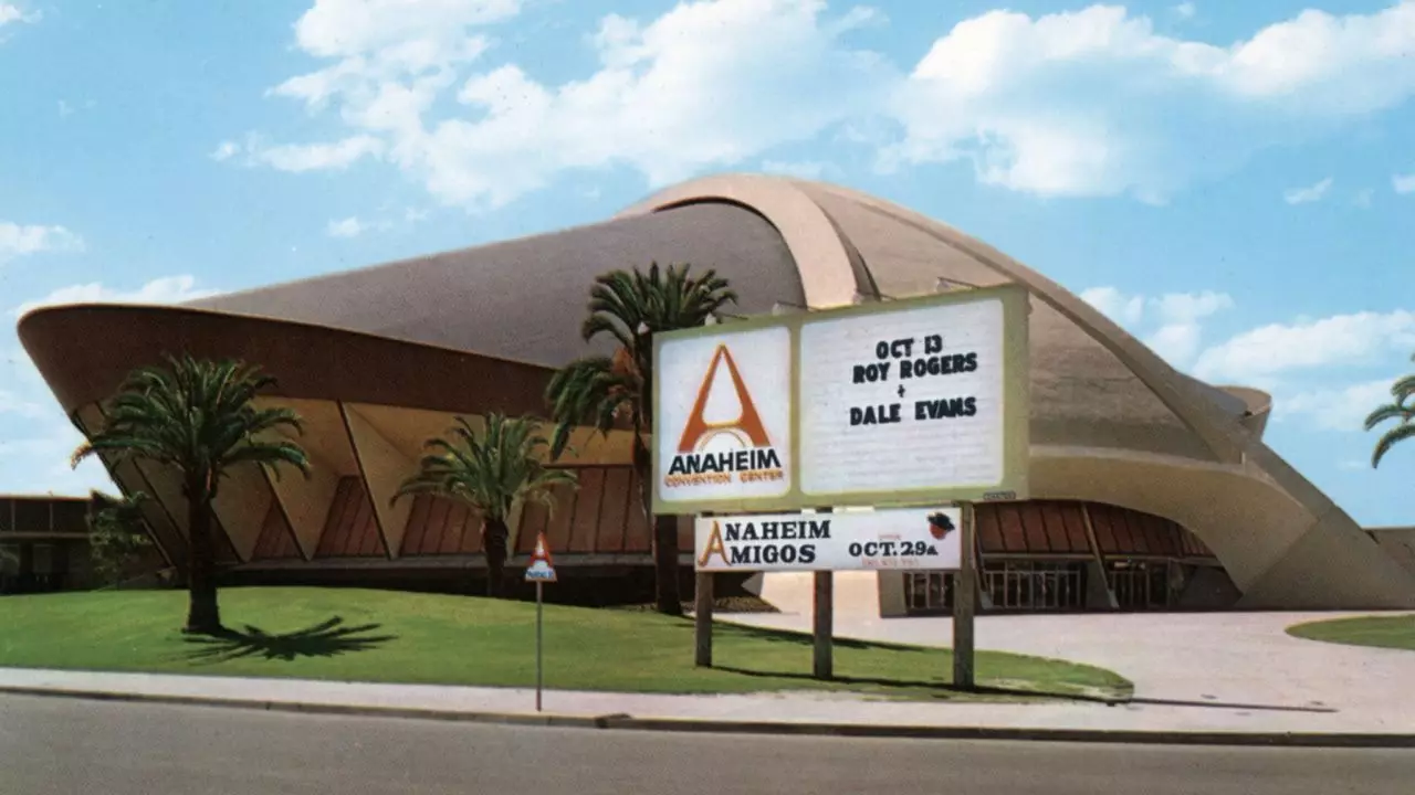 Mgbe Anaheim's Flying-Saucer Arena rutere nso na Disneyland