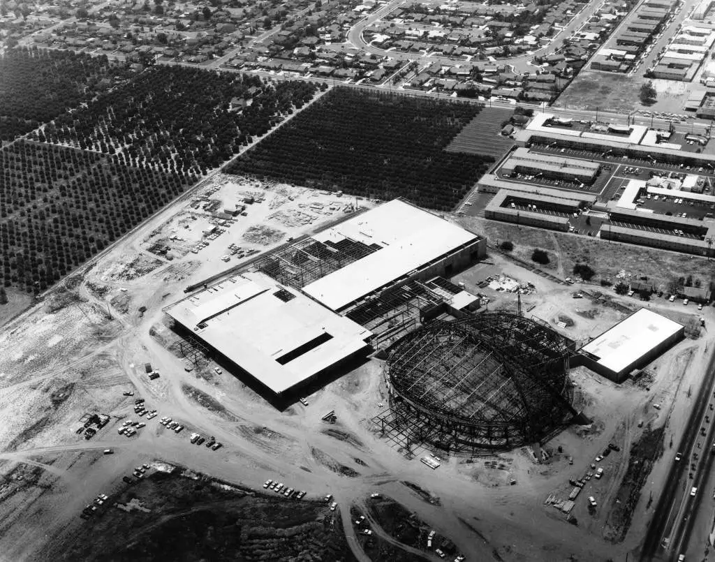 Cando o Flying-Saucer Arena de Anaheim aterrou preto de Disneyland