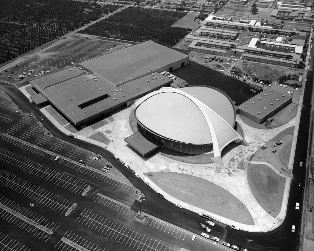 Cando o Flying-Saucer Arena de Anaheim aterrou preto de Disneyland