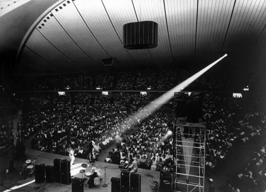 Cando o Flying-Saucer Arena de Anaheim aterrou preto de Disneyland