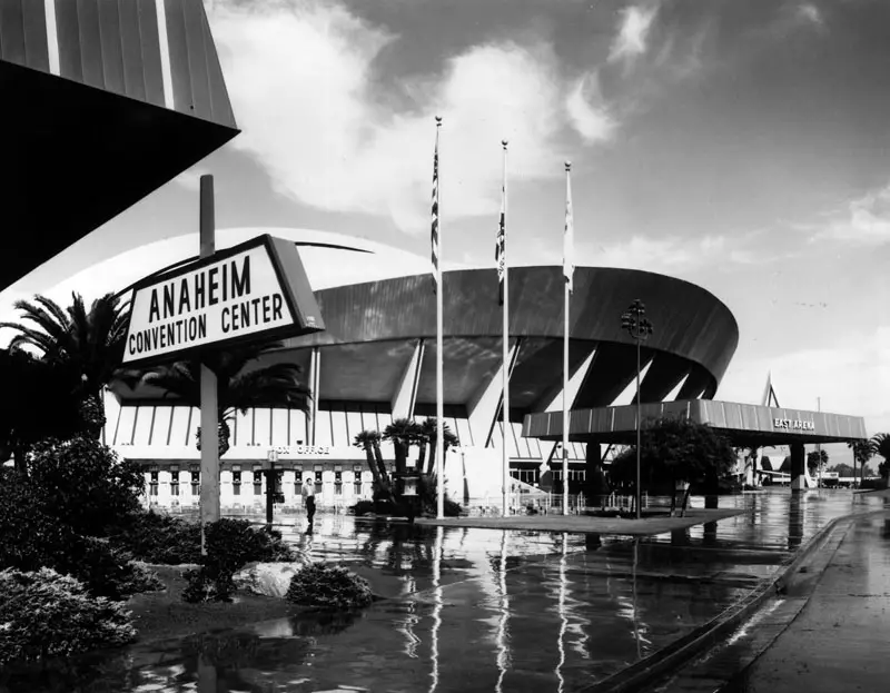 Þegar Anaheim's Flying-Saucer Arena snerti nálægt Disneylandi