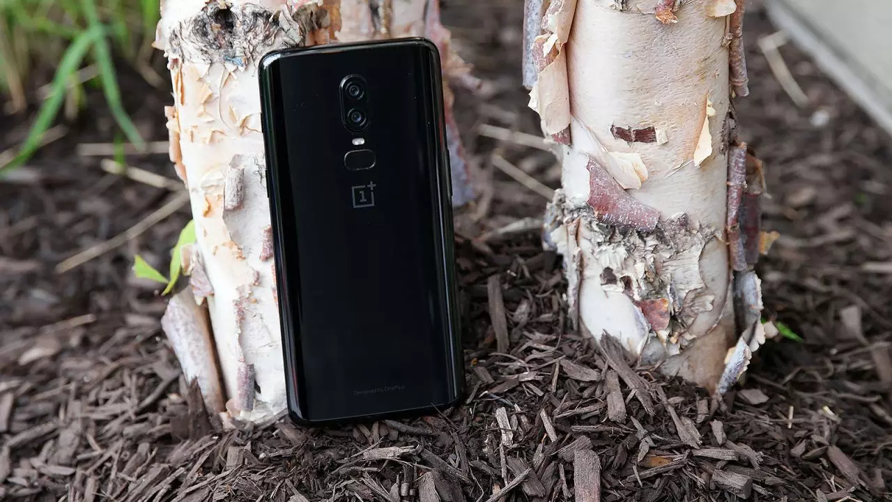 OnePlus 6 Iloiloga: Le telefoni Android sili e le faʻaumatia au tupe