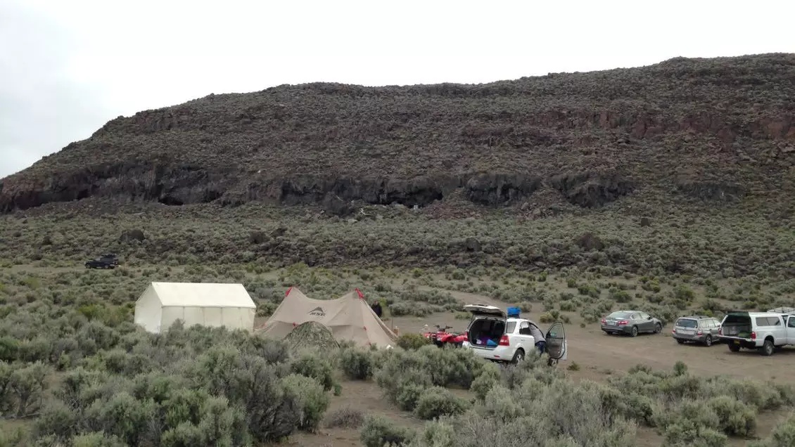 ຖ້ໍາ Paisley outcrop ດັ່ງທີ່ເຫັນຈາກ camp ຖານ. (ພາບ: John Blong)