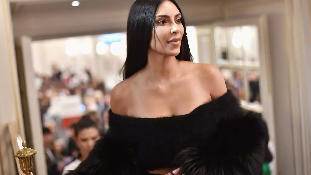 Co by se lupiči Kim Kardashianové mohli naučit z jejích příspěvků na sociálních sítích?