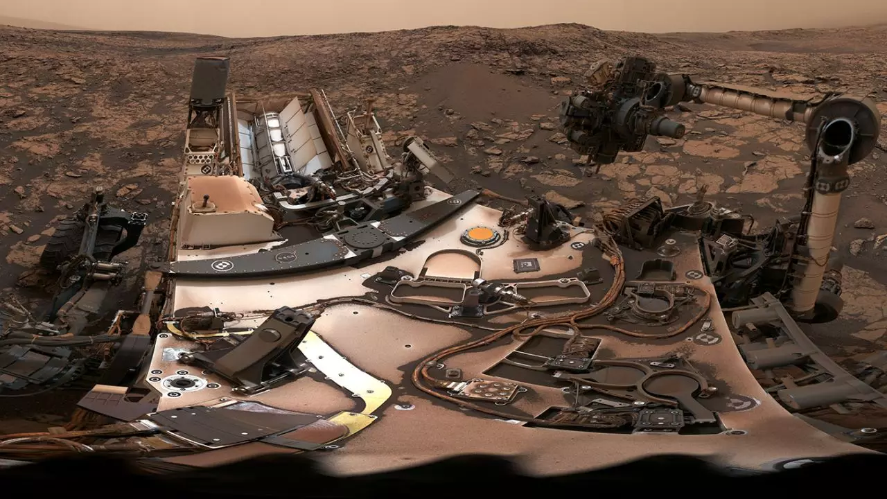 NASA „Curiosity Rover“ nufotografuoja stulbinamą asmenukę po dulkėtu Marso dangumi