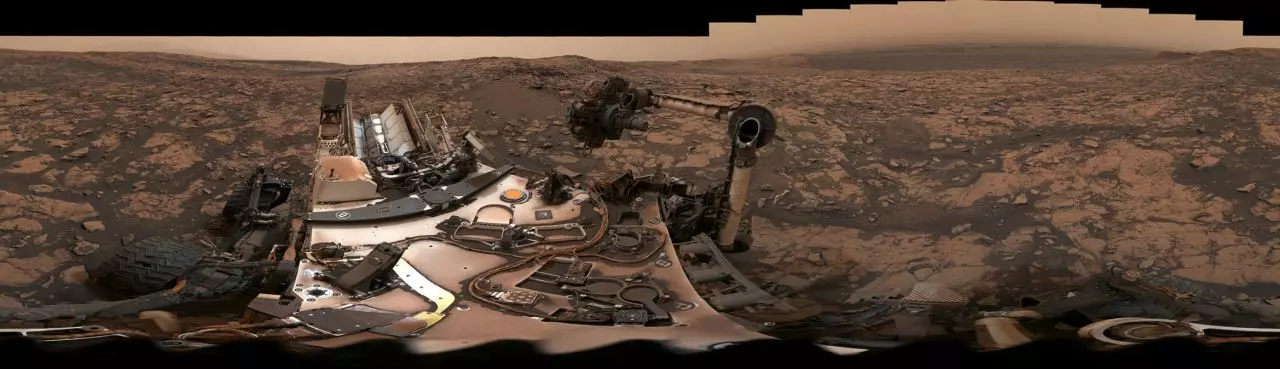 NASA의 큐리오시티 로버(Curiosity Rover)가 먼지가 많은 화성 하늘 아래에서 멋진 셀카를 찍습니다.