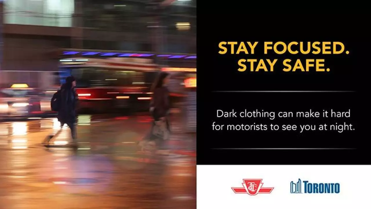 Toronto geeft modekeuzes voor voetgangers de schuld van crashes