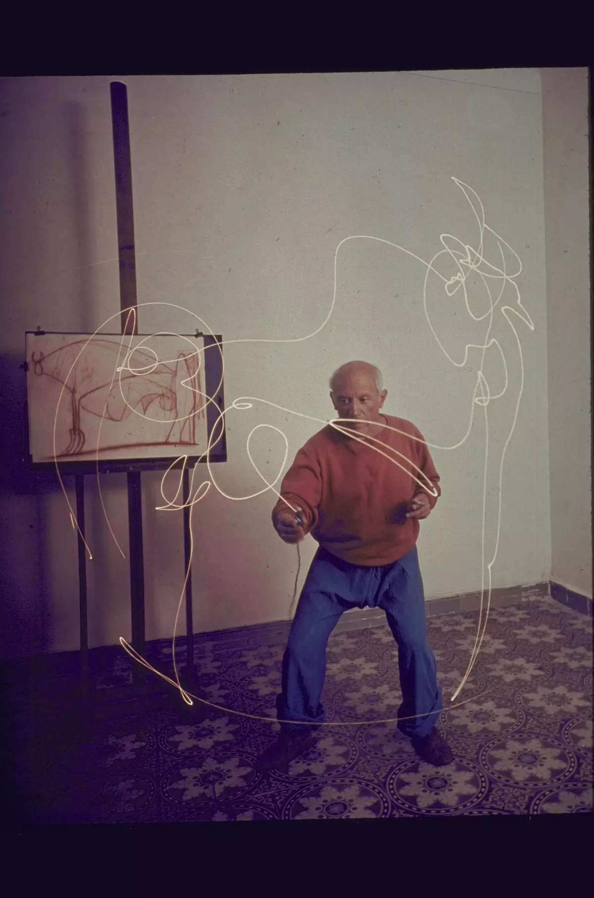 Belles imatges vintage de Picasso dibuixant amb llum