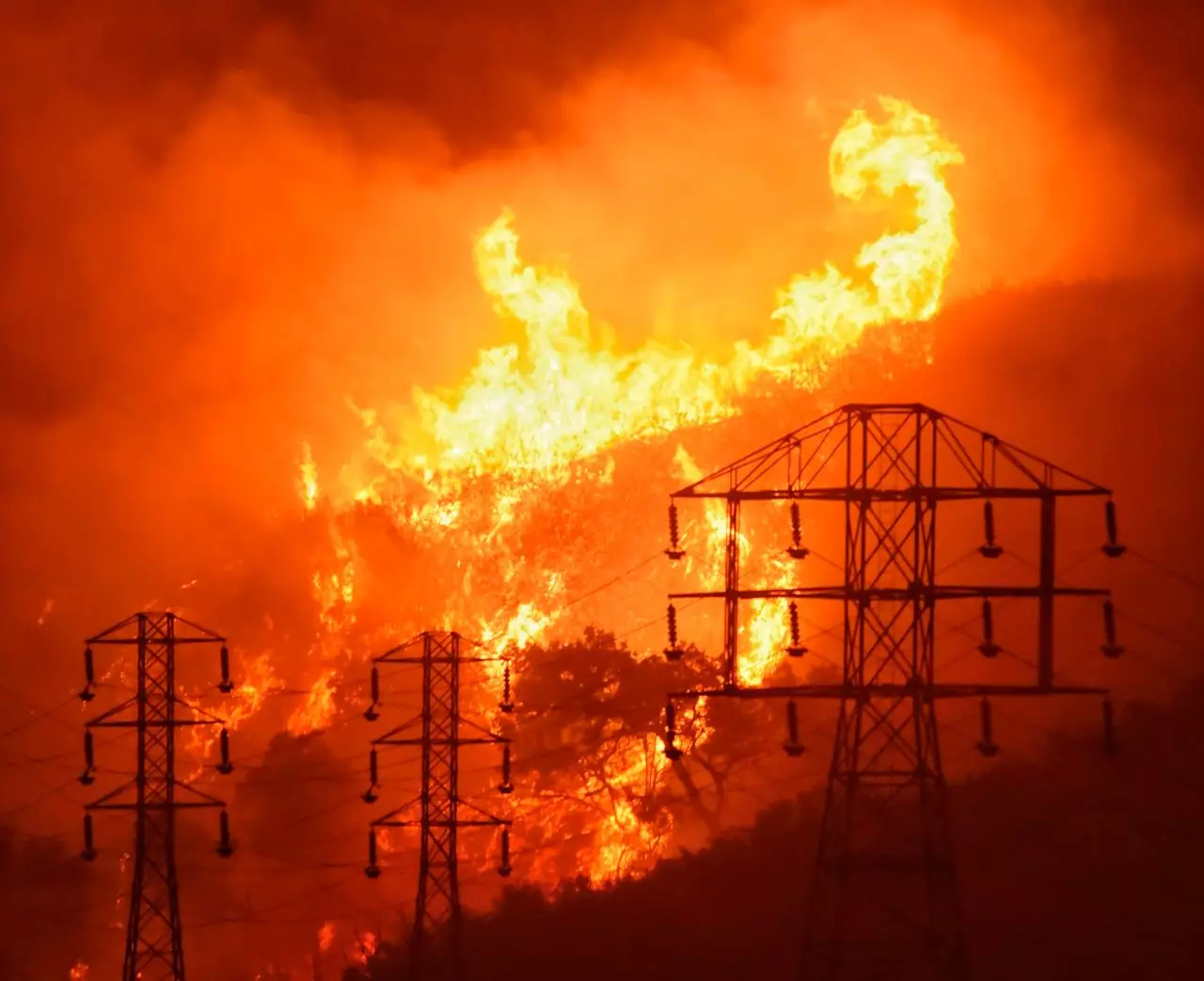 La companyia elèctrica de Califòrnia vinculada al foc mortal de l'any passat es declara en fallida