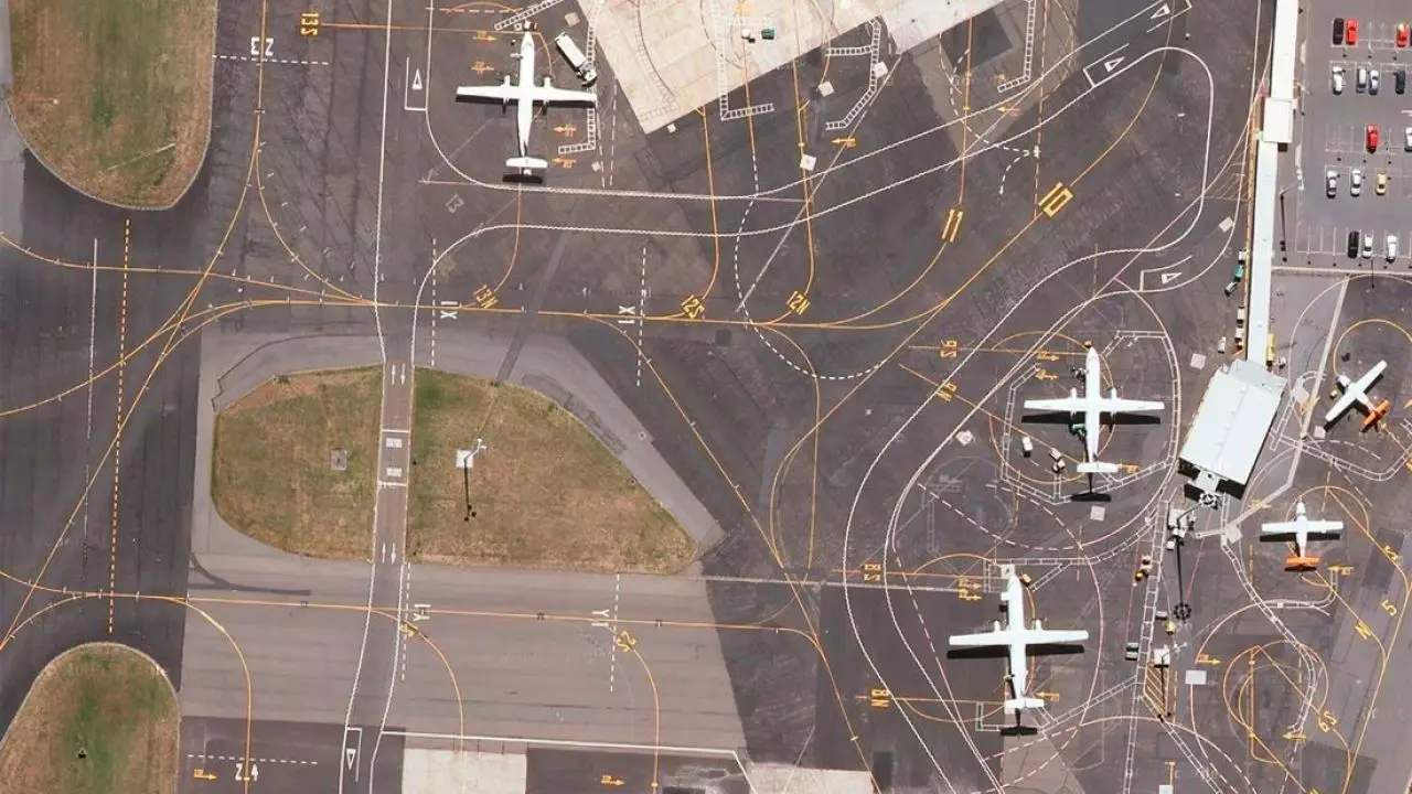 Fotografitë satelitore të aeroporteve zbulojnë kompleksitetin e tyre të mahnitshëm