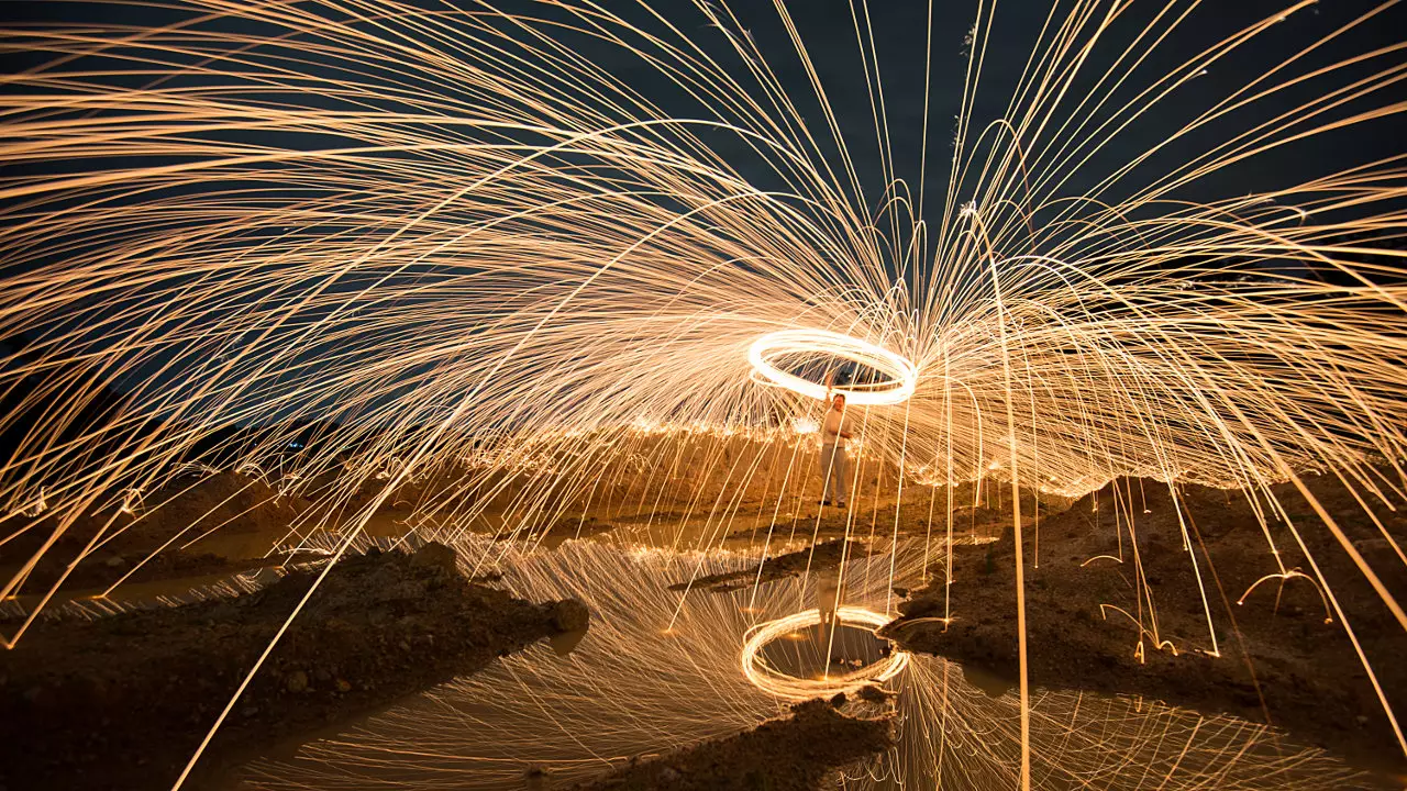 Guía de fotografías de Gizmodo: trucos avanzados da cámara para a exposición longa e a pintura con luz