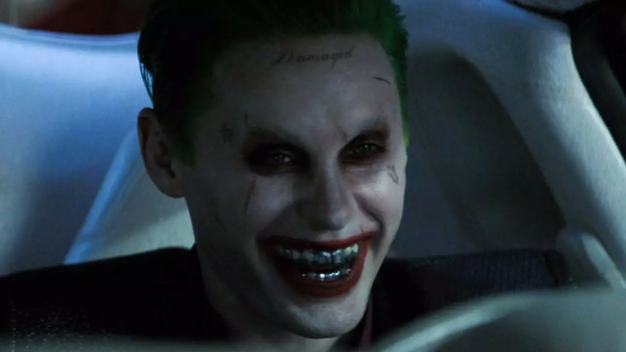 O Batmóbil perdeu unha roda, pero que fixo o Joker?