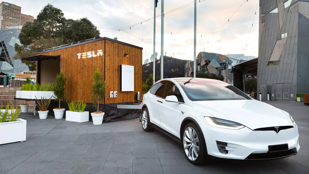 Een klein Tesla-huis toert door Australië