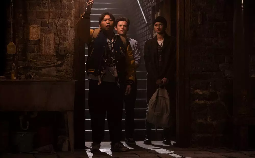 Ned, Peter och MJ ger sig in i en källare. (Bild: Sony Pictures)