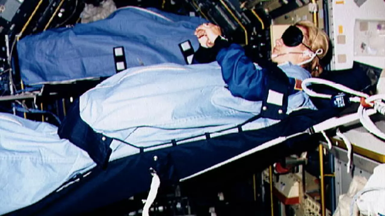 宇航員如何在太空中睡覺？