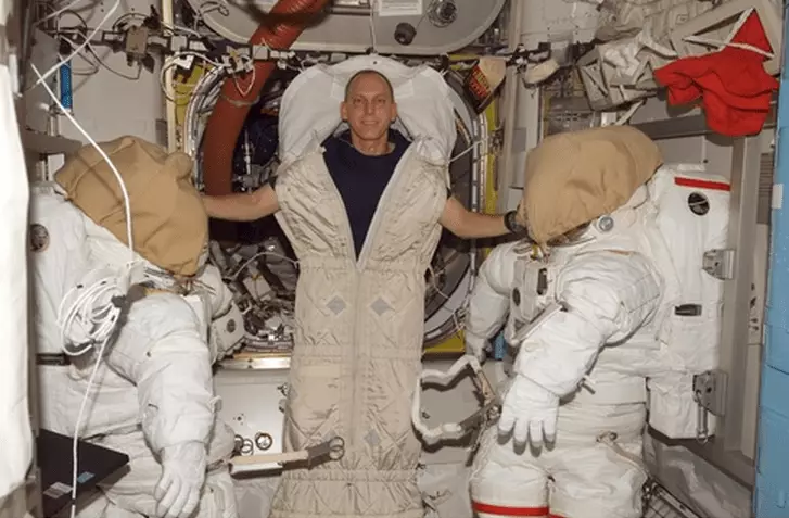 अंतराळवीर अंतराळात कसे झोपतात?
