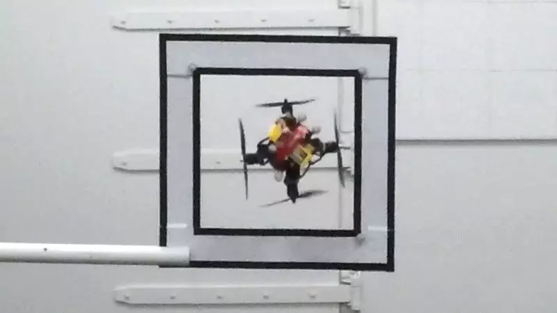 Bu Uçan Dronun kiçik məkanlarda sıxışaraq qarışqa adam kimi kiçilməsinə baxın