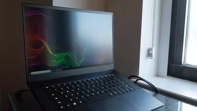 Laputopu Yamasewera Yopangidwanso ndi Razer Blade Imakula, Kukula