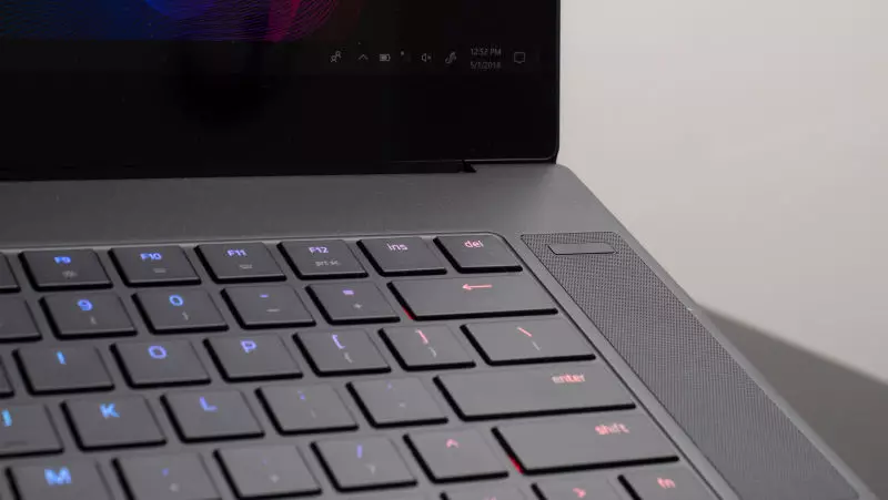 Razer ၏ ပြန်လည်ဒီဇိုင်းထုတ်ထားသော Blade Gaming Laptop သည် ပိုကြီးလာပြီး Burlier ဖြစ်သည်။