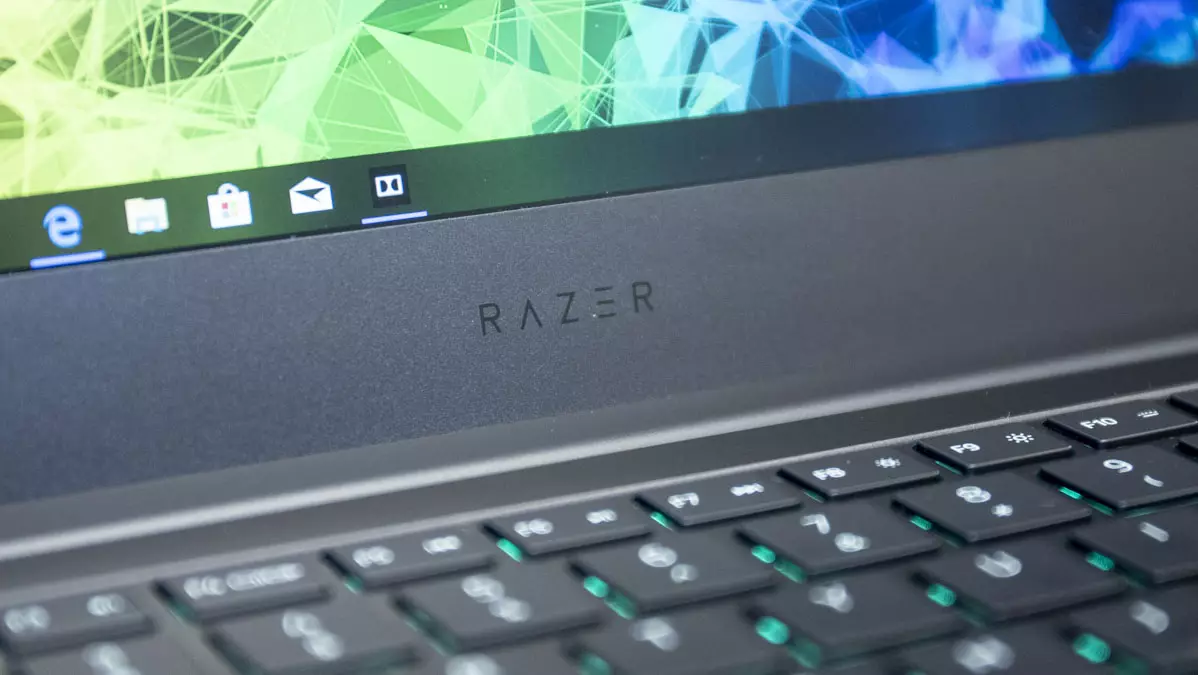 Razer Blade Stealth конечно се оддалечи од својата инспирација за Mac