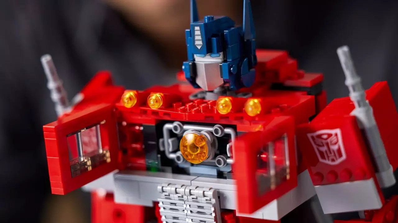 LEGO Optimus Prime, əslində çevrilən qüsursuz retro oyuncaq qarışığıdır 1068_4