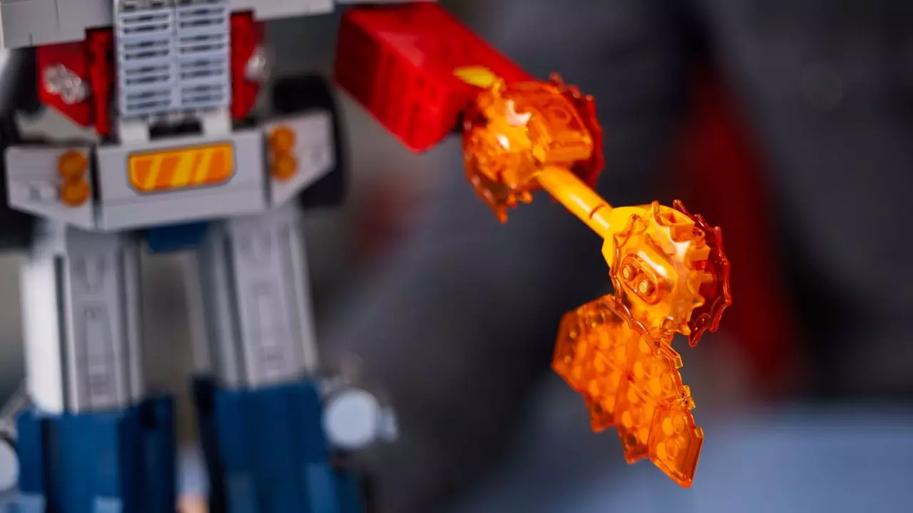 LEGO Optimus Prime bụ Retro Toy Mashup na-agbanwe n'ezie 1068_5