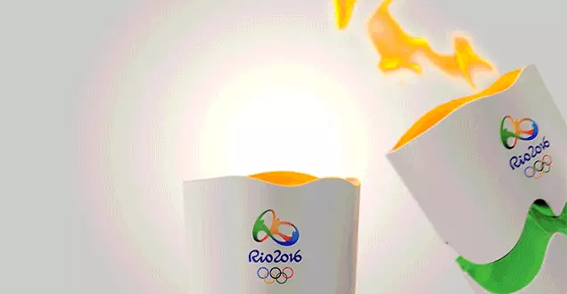 La torxa olímpica de Rio 2016 s'expandeix com si estigués flotant quan s'encén