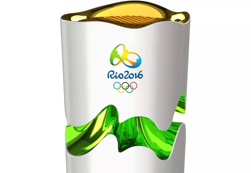 La flamme olympique de Rio 2016 se dilate comme si elle flottait lorsqu'elle est allumée