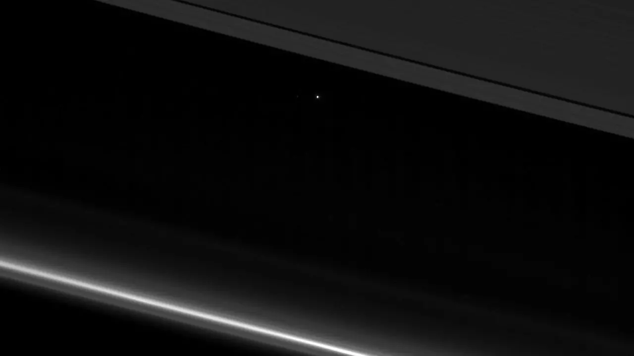 Ten obraz ziemi z wnętrza pierścieni Saturna sprawi, że poczujesz emocje