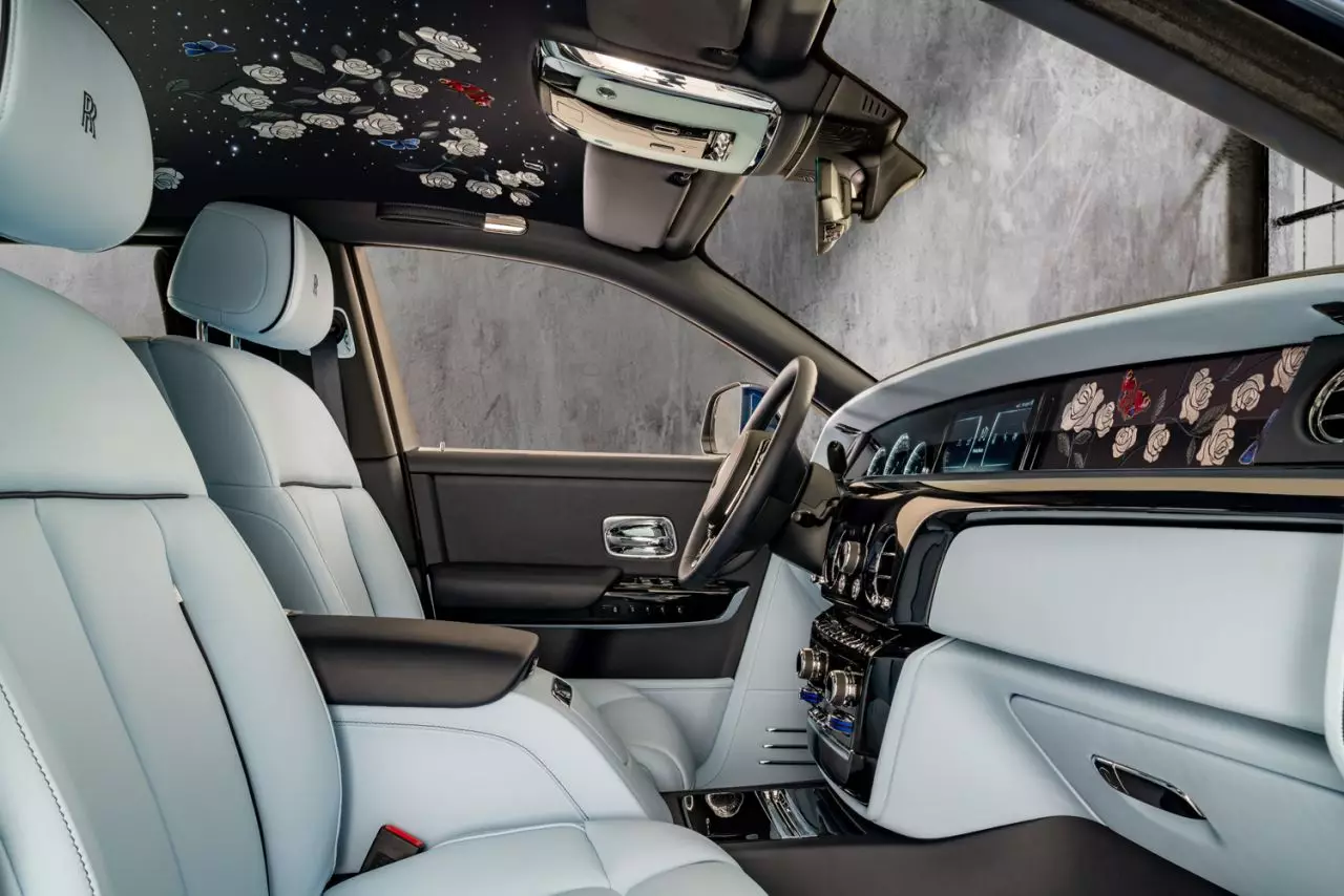 OK, Itong Million-Stitch Rolls-Royce Embroidered Interior ay Lehitimong Maganda