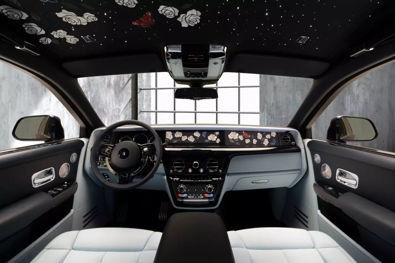 OK, Itong Million-Stitch Rolls-Royce Embroidered Interior ay Lehitimong Maganda