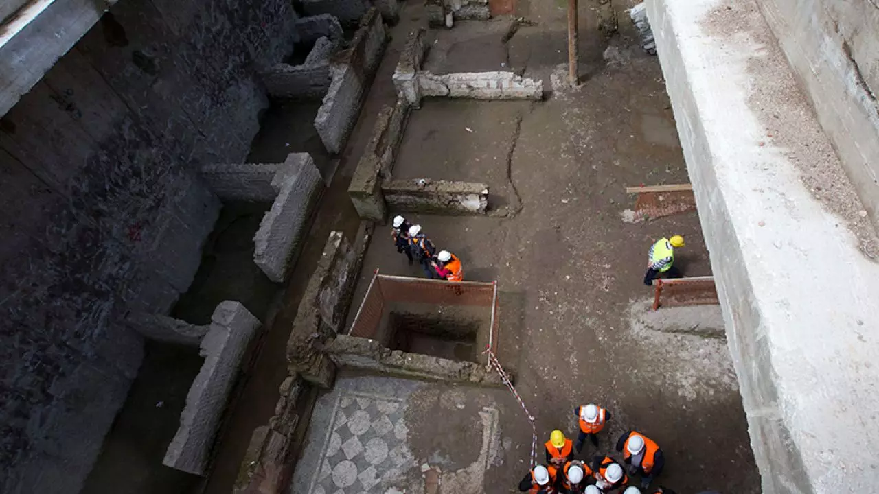 건설 노동자들이 고대 로마 유적을 발견하다