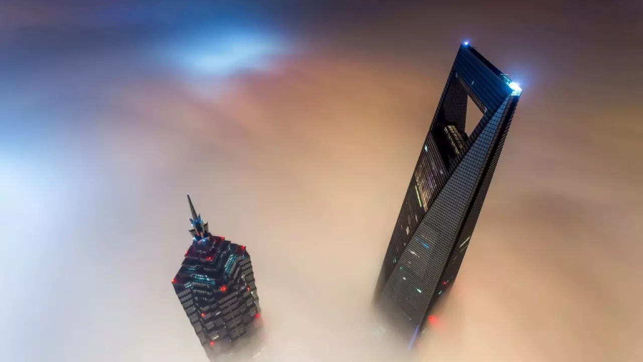 Atemberaubende Fotos, die von den beiden russischen Draufgängern auf dem Shanghai Tower aufgenommen wurden