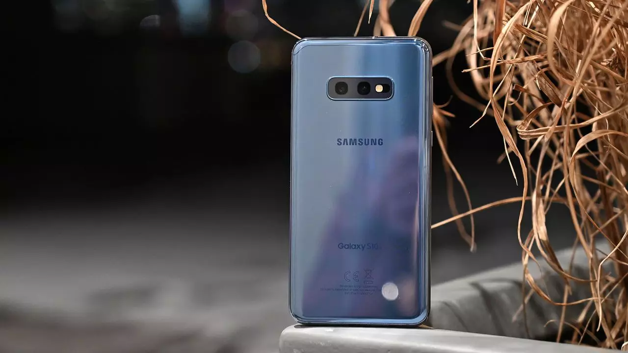 Optus het nou 'n mal goedkoop Samsung S10e-plan (met gratis Galaxy Buds)