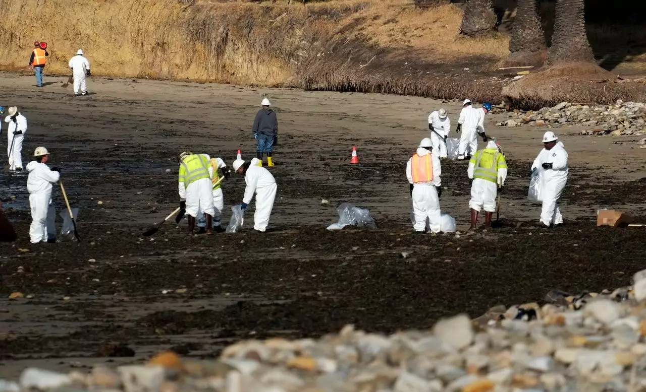 Santa Barbara spoler stadig fra det værste olieudslip i årtier