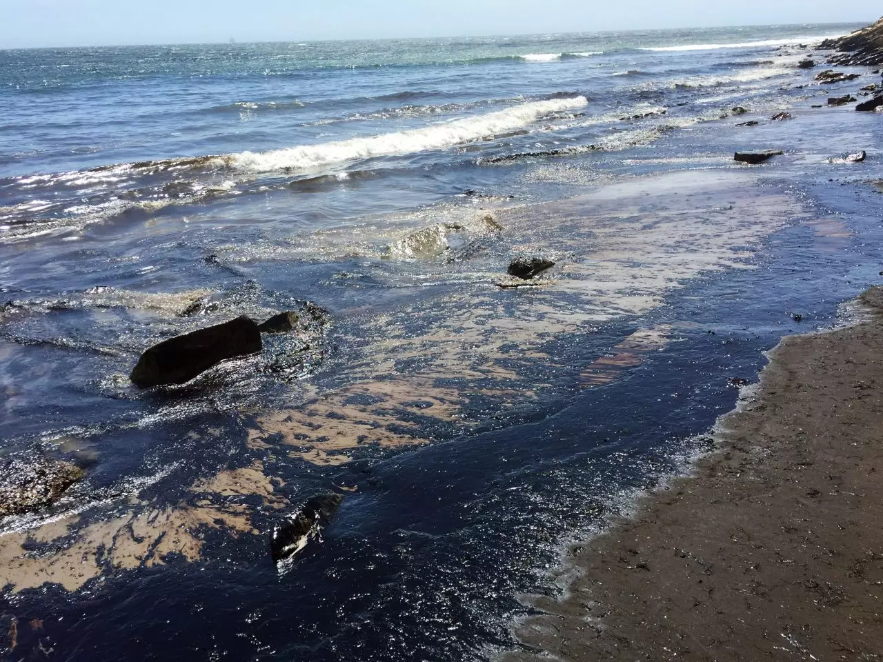 Santa Barbara joprojām velk vaļā no gadu desmitiem sliktākās naftas noplūdes