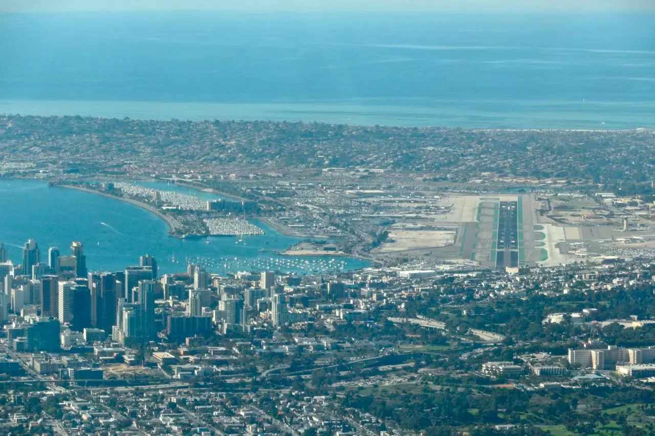 Nije brêge sil minsken litte rinne fan San Diego nei Tijuana Airport