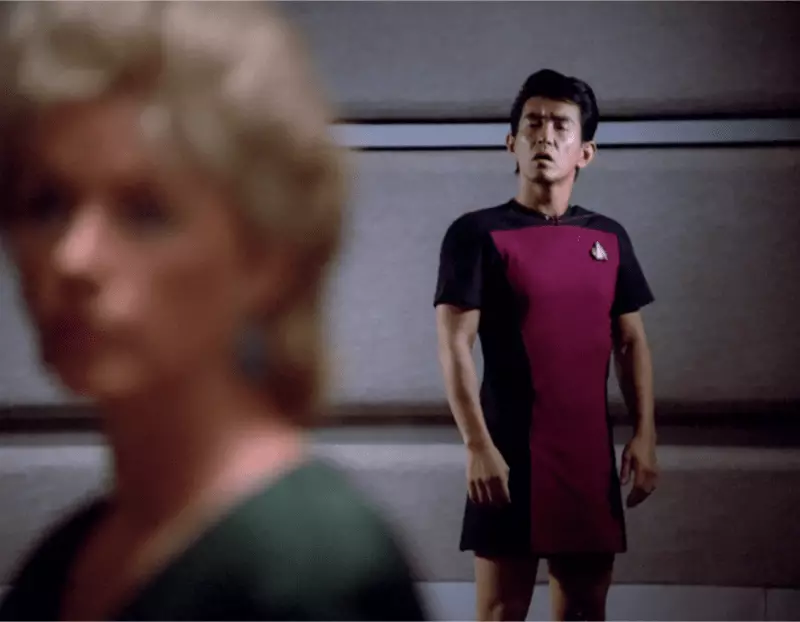 Star Trek: Ho Sibolloa ho ka Tsosa Moaparo o tummeng oa Unisex oa Moloko o latelang