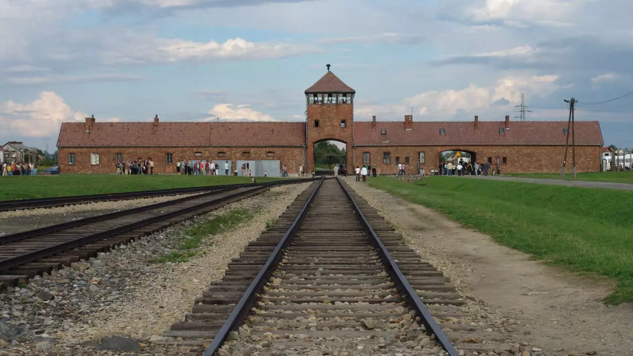 La carta de un prisionero restaurado descubre horribles detalles de la vida en el campo de exterminio de Auschwitz