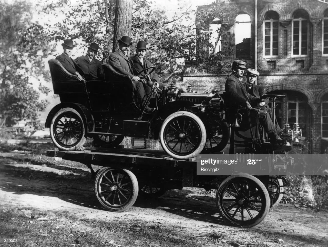 Den första semilastbilen uppfanns för 122 år sedan för att transportera de tidigaste amerikanska bilarna