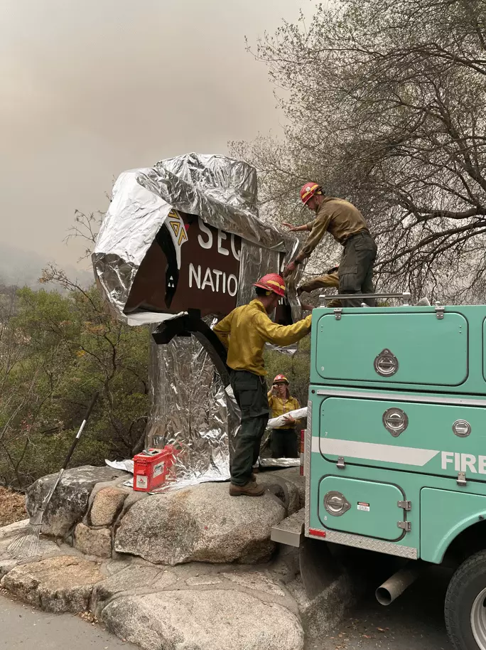 Abacimi bomlilo bavala uphawu lweSequoia National Park kwimbali yokukhusela.