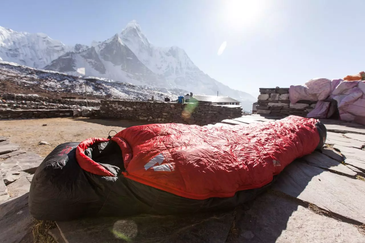 हिमालय में A-34°C स्लीपिंग बैग में रेंगना कैसा लगता है