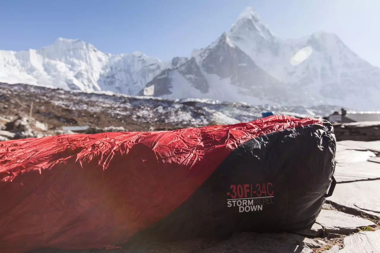 O que se sente arrastrarse nun saco de durmir a -34 °C no Himalaia