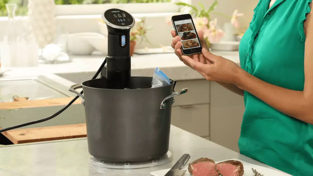 Anova'nın Yeni Hassas Sous-Vide Pişiricisini Telefonunuzla Kontrol Edebilirsiniz