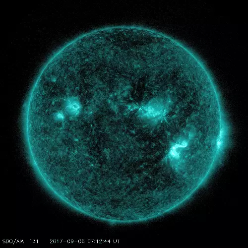 Grandega Suna Flare interrompas GPSajn Satelitojn