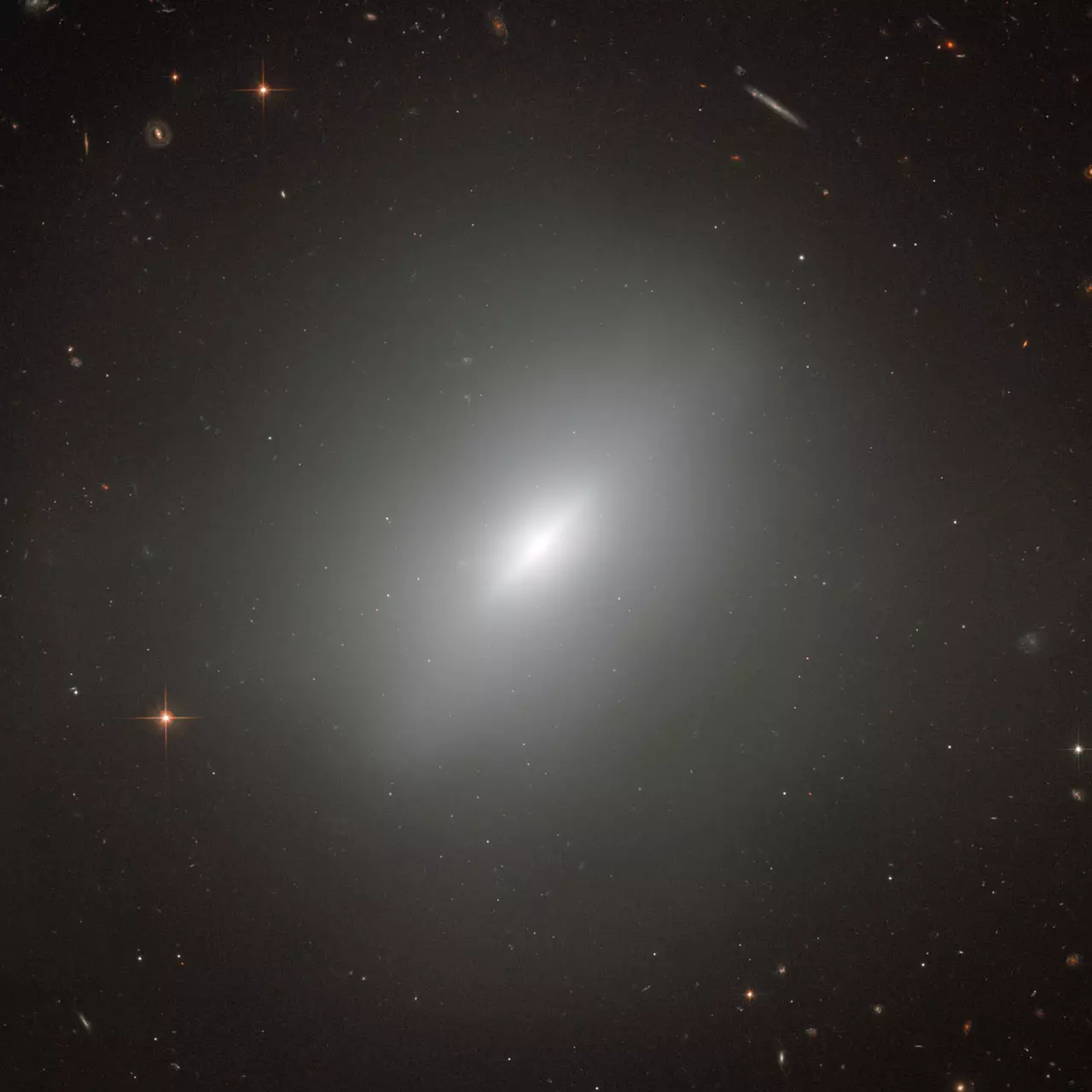 Bu elliptik galaktikanyň ýüregi geçmişden bir ruhy açýar